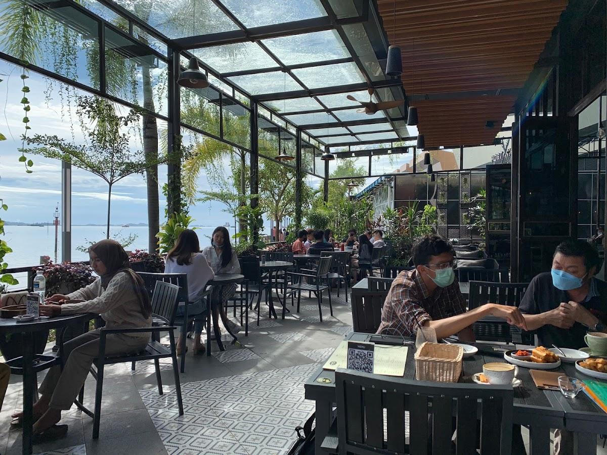 They’ve got this outdoor area too, for those who like their sea breeze ...